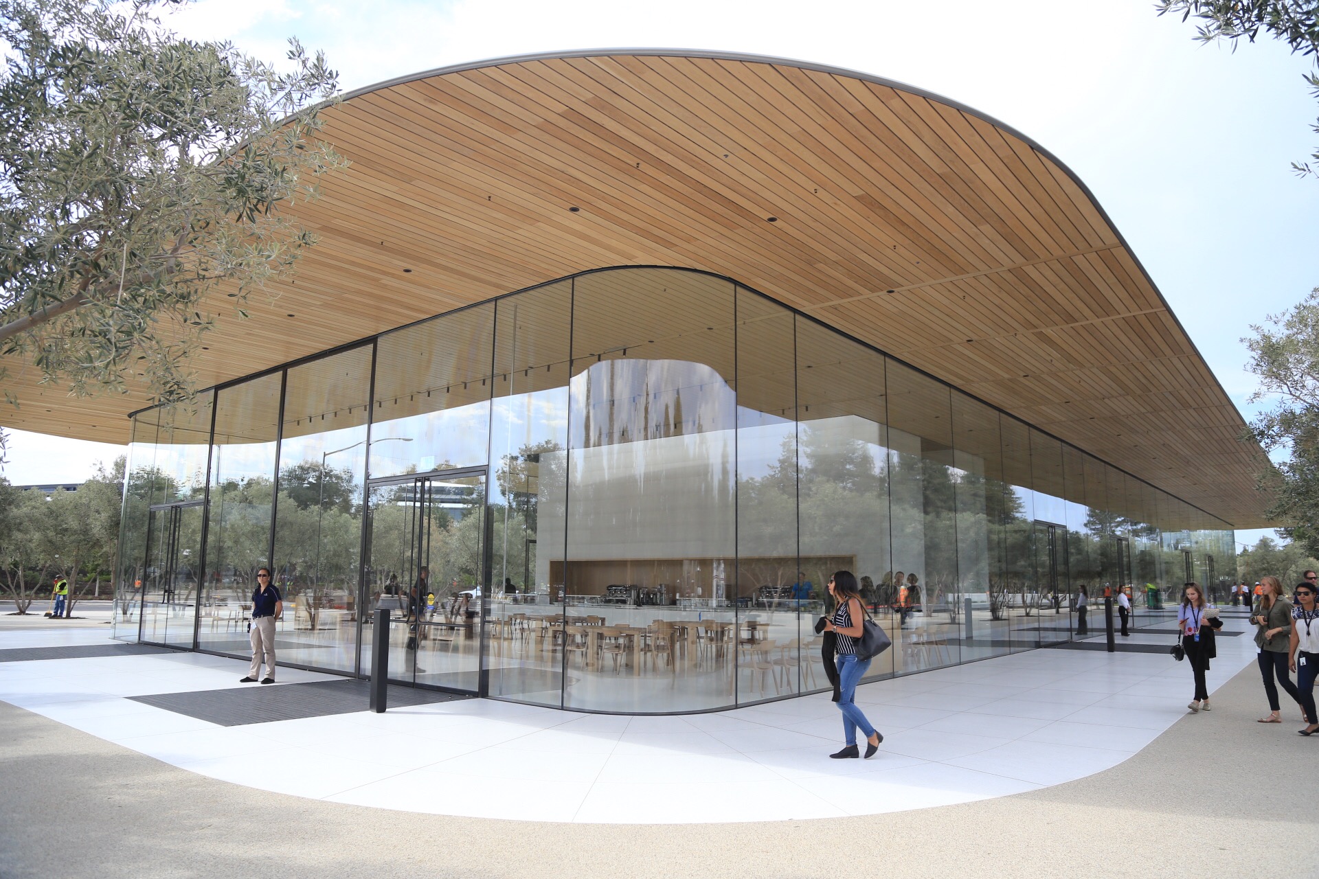 实地探秘苹果新总部Apple Park，现场安保紧密，访客中心已经搭建完毕-36氪