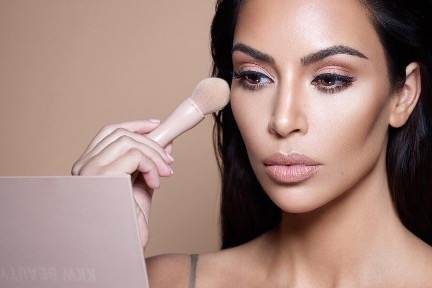 「KKW Beauty」以 2 亿美元兜售 20% 股份，品牌总估值上浮至 10 亿美元-36氪