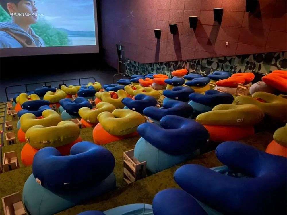 为什么电影院座椅大多都是「红色」的？-36氪