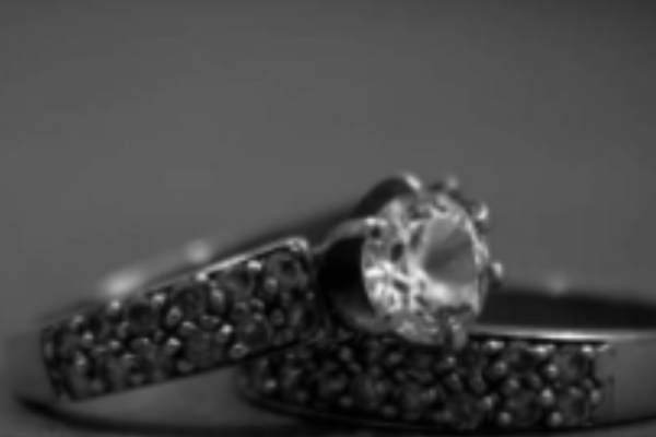 85后夫妻，拿下一个钻戒IPO：市值600亿-36氪