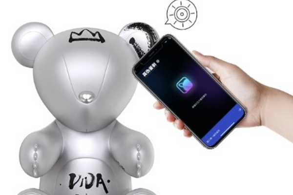 最前线｜探索NFC+NFT概念潮玩，潮玩品牌 「BuerBear布尔熊」携手书法艺术家朱敬一发布限定联名款-36氪