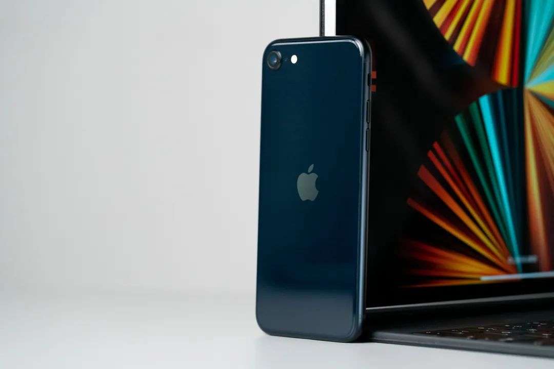 iPhone SE3评测：一面天才，一面怪胎-36氪