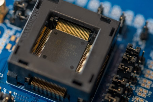 车规MCU赛道如火如荼，国产高端汽车MCU点亮首秀-36氪