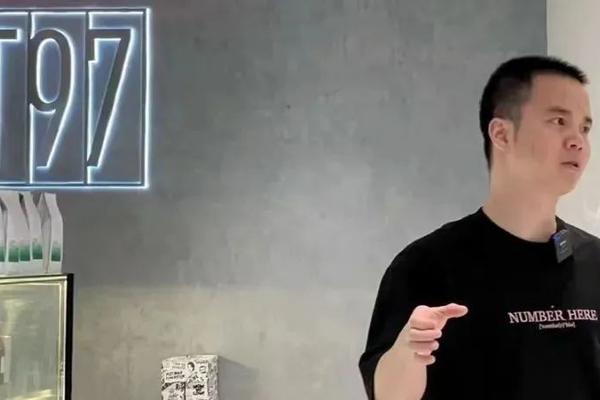 爆火的T97，“争议”李潇的生意经-36氪