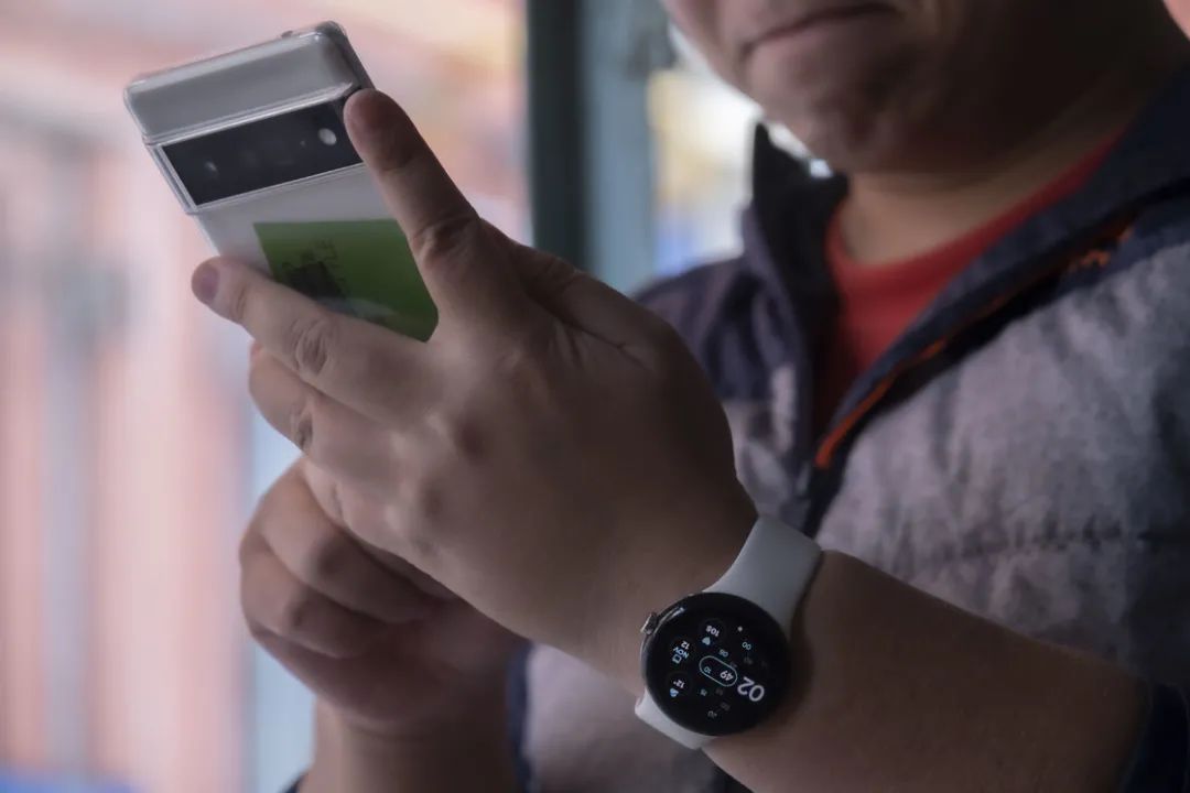 Pixel Watch 上手体验：三家混血、二流产物、一等颜值-36氪