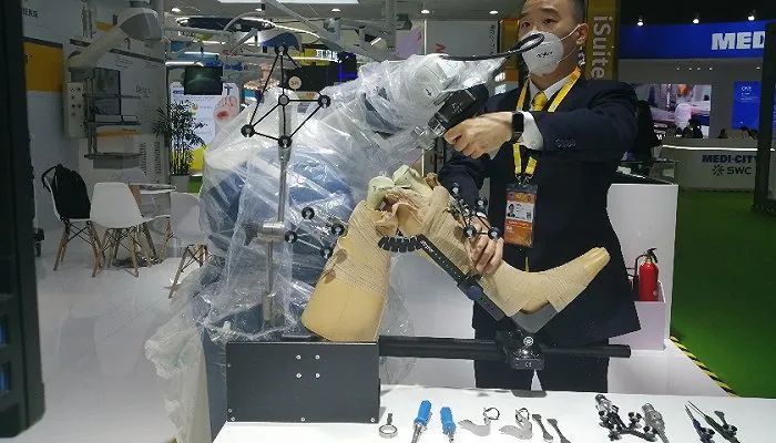 股民爱炒观众爱看的手术机器人，医院和医生为何不爱买单？-36氪
