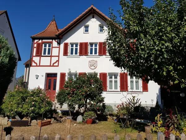 走进阿迪达斯和PUMA背后的家族：一个小镇，两大阵营-36氪