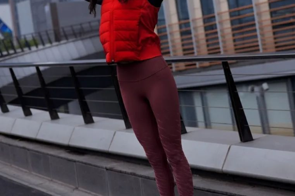 一条瑜伽裤上千元，Lululemon凭啥卖那么贵？-36氪