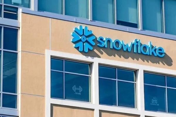 Snowflake财年业绩：收入21亿美元，同比增长69%；百万美元以上客户330位，增长79%-36氪
