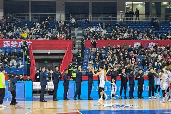半小时售出8000张，CBA一票难求，带来球迷观赛热潮-36氪