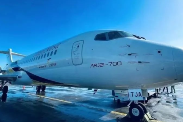 商飞客机ARJ21，历史性海外首航-36氪