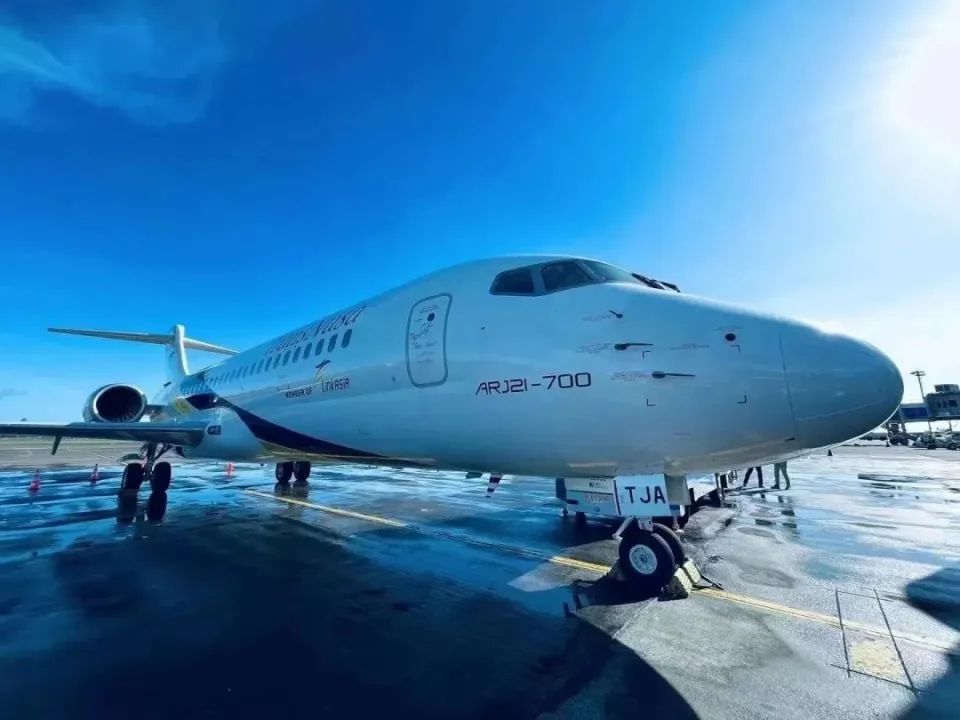 商飞客机ARJ21，历史性海外首航-36氪