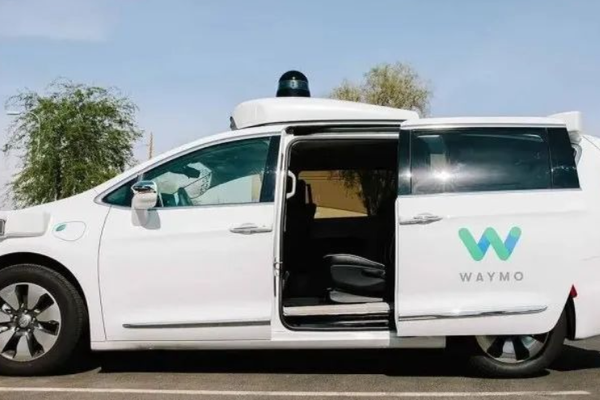 Waymo无人车闯卡，交警和乘客都慌了……-36氪