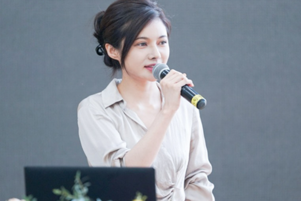 业绩暴增，千亿光伏巨头分拆落地，90后女接班人将迎一个IPO-36氪