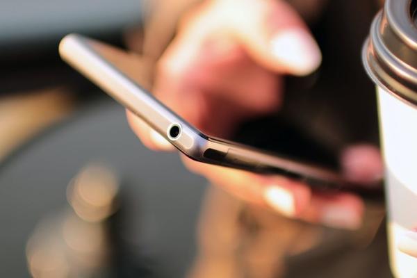 QuestMobile 2023金融数字化发展洞察报告：行业月活用户突破9亿，手机银行用户接近5亿，国有大行全力拼抢-36氪