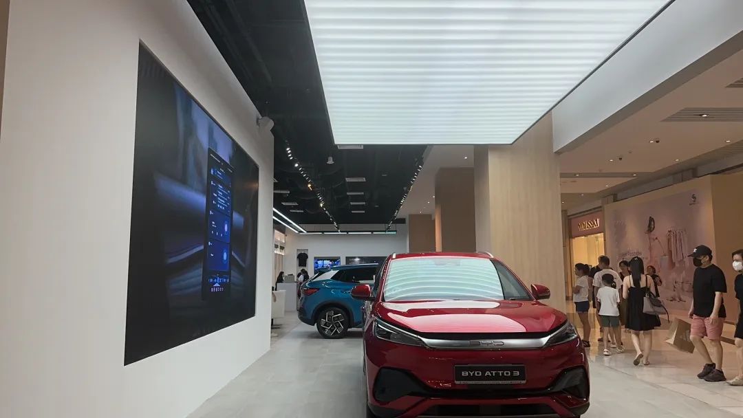 比亚迪成新加坡首家开在商场的车店，售价比国内高5倍-36氪