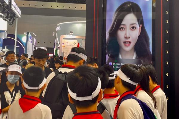 暴走1万步，36氪带你看AI春晚｜直击WAIC 2023-36氪