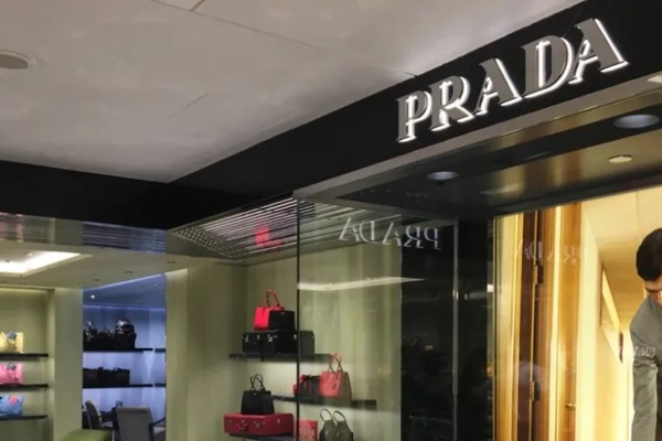 牵手中国女足，Prada营销模式变革？-36氪