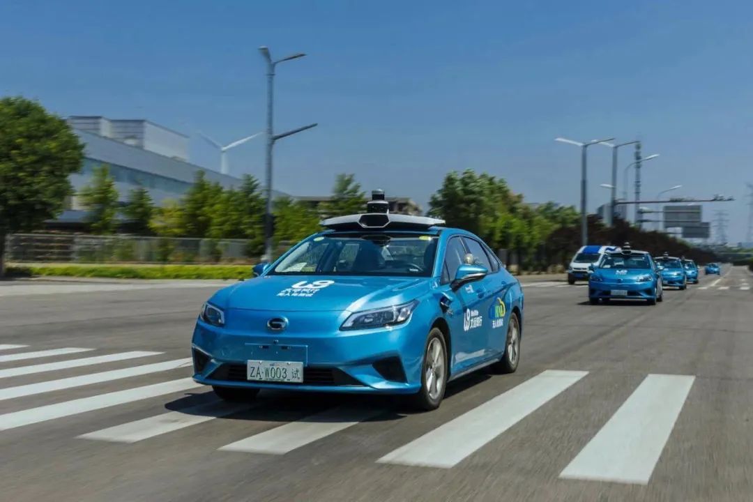 试点“车内无人”、融资回暖，Robotaxi距离上路更近一步-36氪