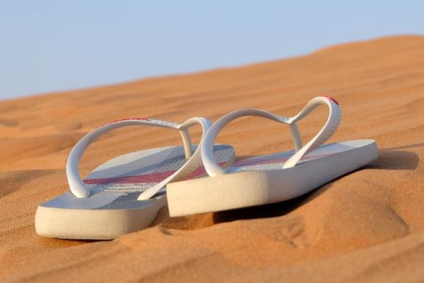 芭比的Birken、街溜子的CROCS，今夏的主角是拖鞋-36氪