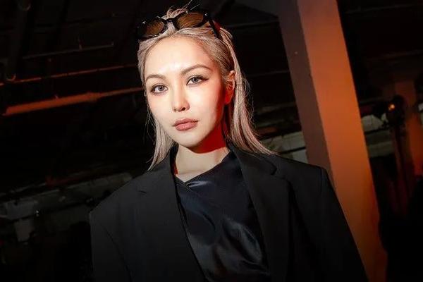 雅诗兰黛投了一位女CEO-36氪