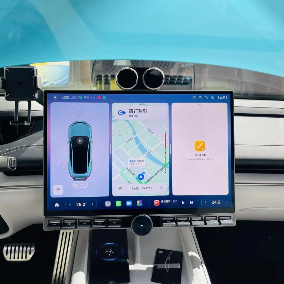 小米汽车SU7，内饰全曝光，自带手机支架-36氪