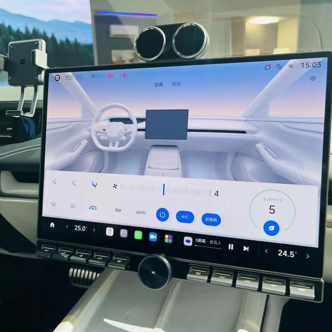 小米汽车SU7，内饰全曝光，自带手机支架-36氪