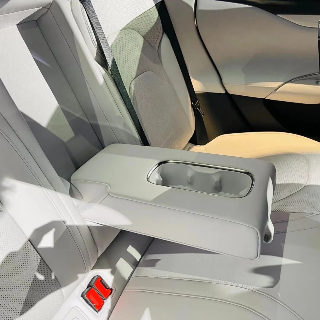 小米汽车SU7，内饰全曝光，自带手机支架-36氪