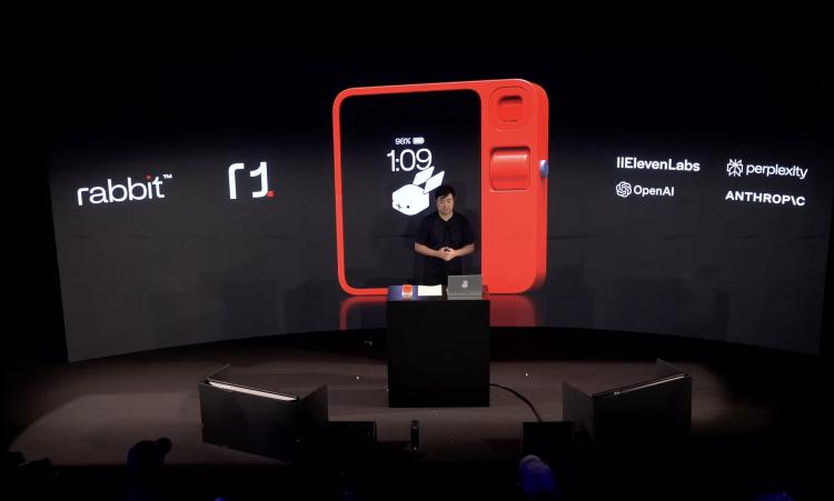 rabbit r1第一批买家秀来了！经历轰动与质疑后，AI硬件销冠诞生-36氪