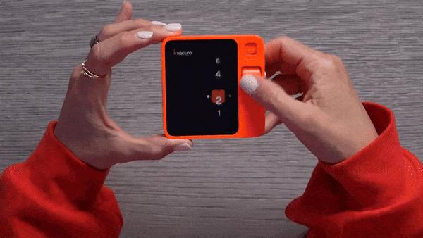 rabbit r1第一批买家秀来了！经历轰动与质疑后，AI硬件销冠诞生-36氪