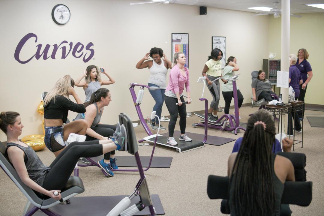 一夜翻车，年轻女人的“避风港”，只剩表面风光-36氪