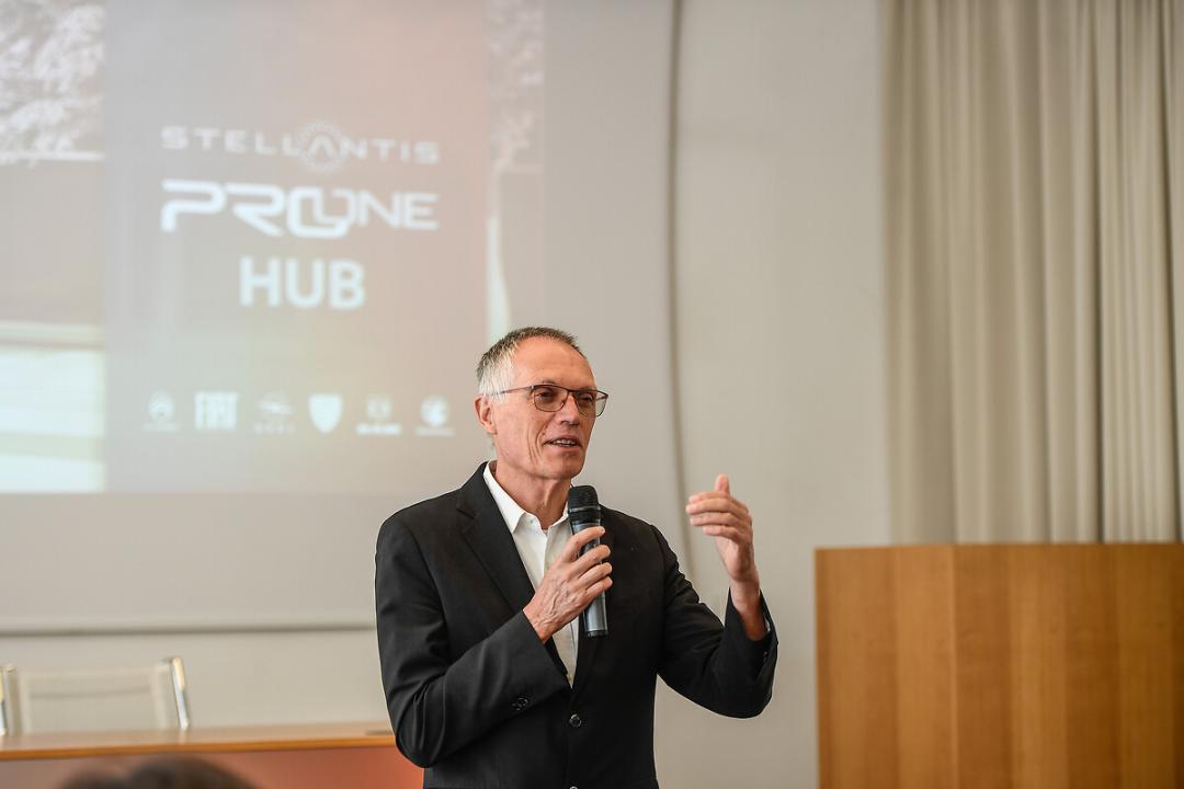 突发，全球第四大车企CEO离职，曾被集体声讨，年薪2.79亿-36氪