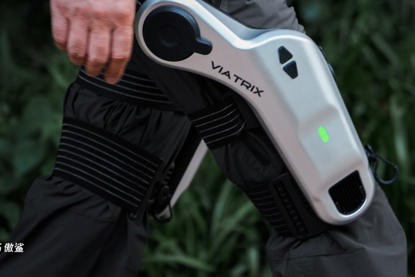 傲鲨首款消费级外骨骼机器人VIATRIX亮相WAIC 2025，科幻照进现实引惊艳！