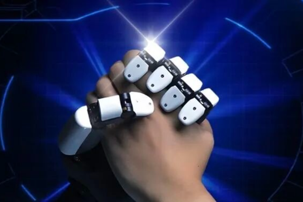 清华系前腾讯Robotics X核心成员创业，业内首款能“单手玩手机”的灵巧手来了｜涌现新项目-36氪